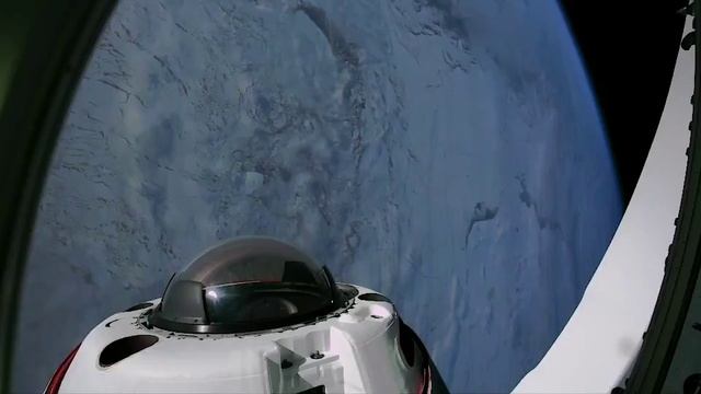 Виды полюсов Земли с борта корабля Crew Dragon миссии Fram2