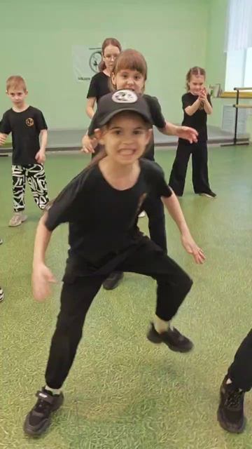 🔥STREET DANCE в школе Ковалёва! Девочки ЖГУТ под DMX — стиль, ритм, драйв! | #GoldenTapDance