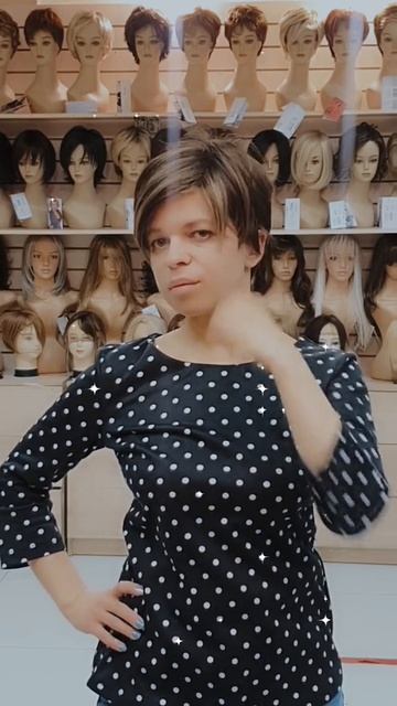 Немецкий парик с ассиметричной стрижкой.
Есть разные оттенки волос