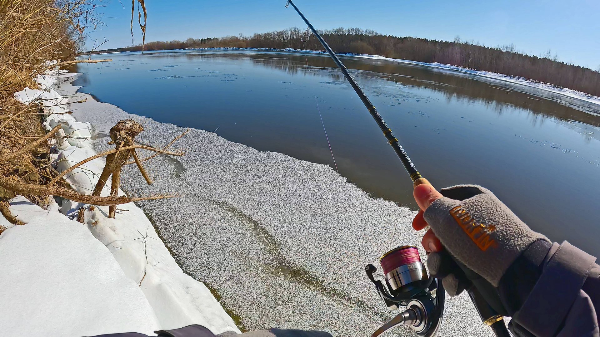 Рыбалка на спиннинг ранней весной. ЩУКИ атакуют в Яме у обрыва. Открытие 2025