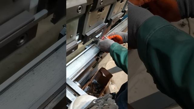 Гибка тонколистового металла: изготовление деталей на станке гибки  листового металла