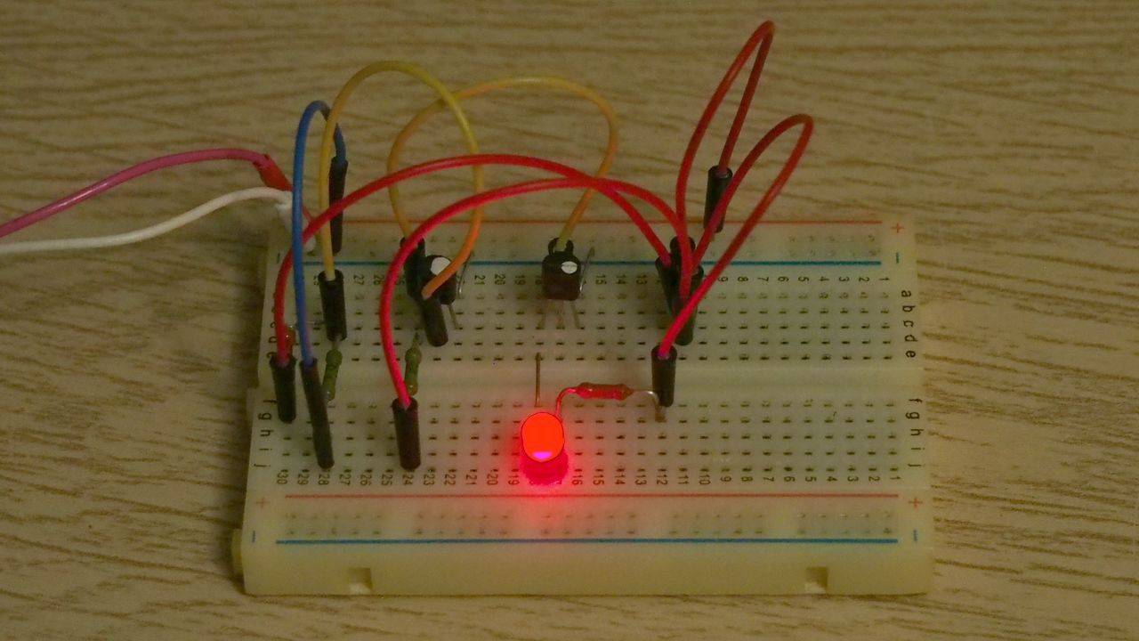 Индикатор разряда аккумулятора на двух транзисторах.