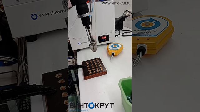 УСТАНОВЩИК МЕБЕЛЬНЫХ ФУТУРОК С АВТОПОДАЧЕЙ