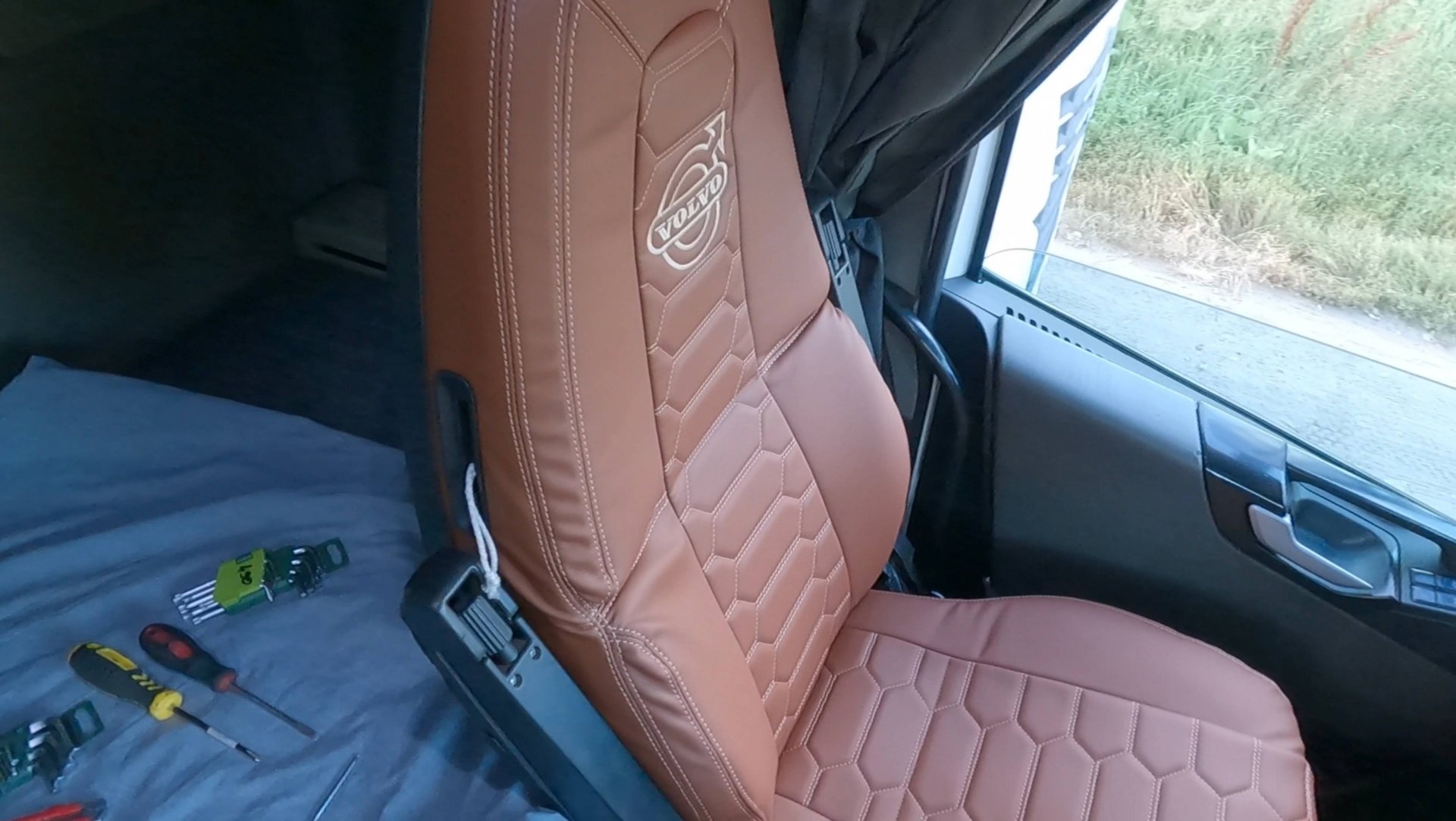 Как установить Люкс чехлы на сиденья от ПегасТрак. Грузовик Вольво.