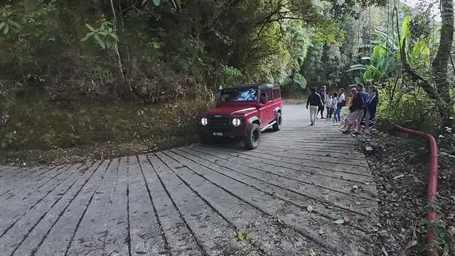 14 Cameron Highlands, Джипы Land Rover на подъеме в Mossy Forest, Тана Рата, Малайзия