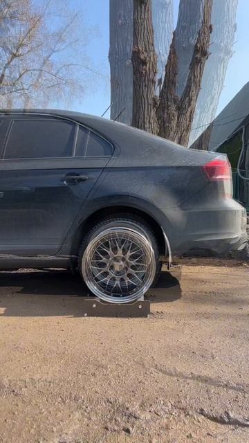 Volkswagen Polo на примерке дисков в 17-ом диаметре