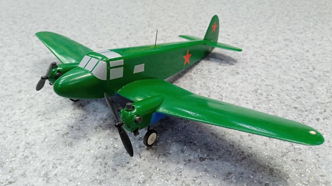 Модель легкого транспортного самолёта Як-6