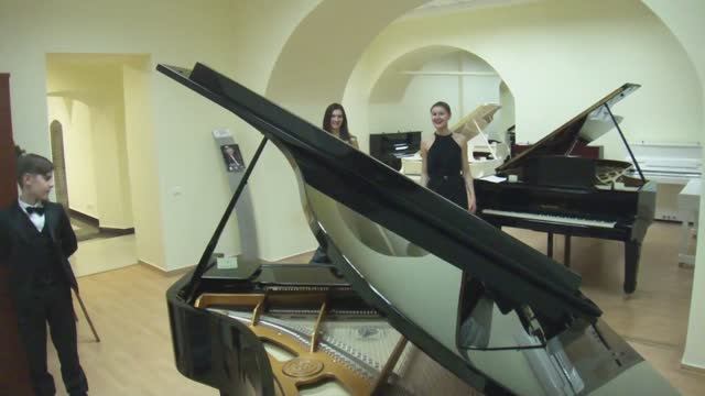 Искусственный интеллект играет на рояле джаз