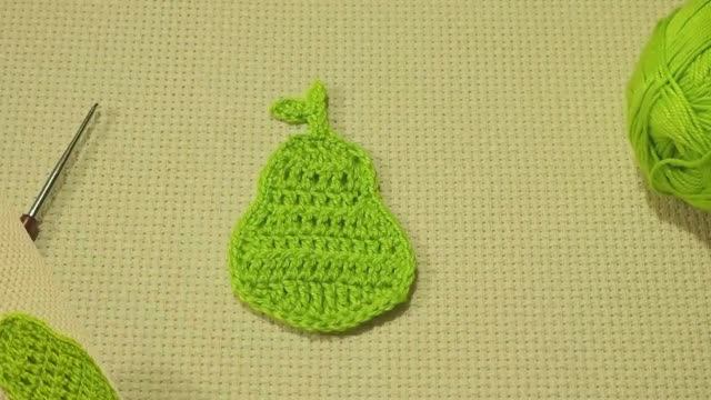 Аппликация крючком ГРУША или что связать крючком из остатков пряжи. Crochet appliqué Урок 100