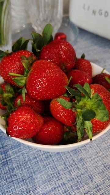 Клубника и цветы утром в Анапе 30 марта