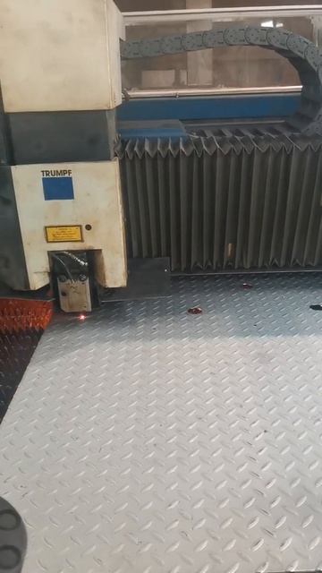 Как режут нержавеющую рифленку лазером