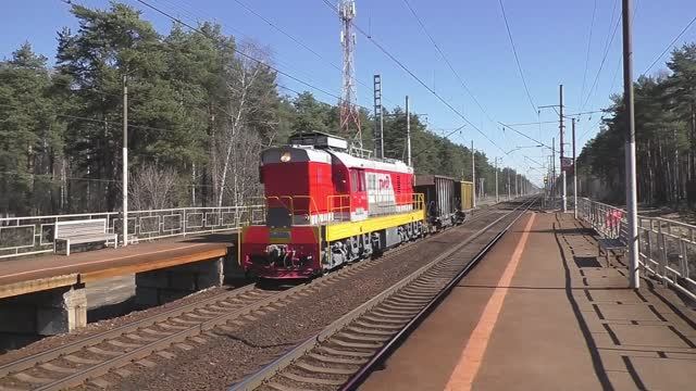 Маневровый тепловоз ЧМЭ3-3437 (ТЧЭ-5) следует с вагонам-дозаторами.