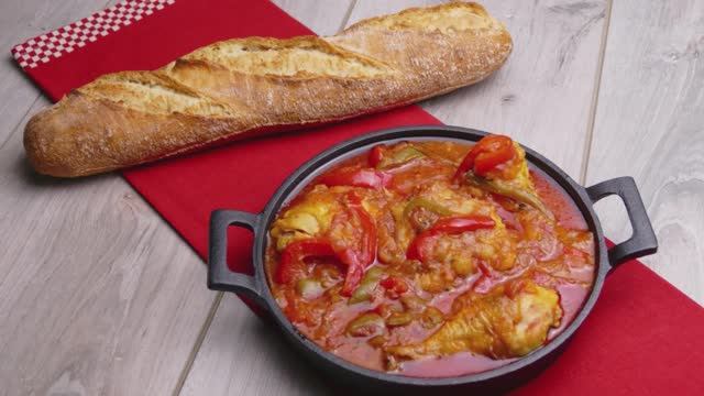 Тушеная курица в томатном соусе или баскский вариант – что вкуснее? 🍗🍅