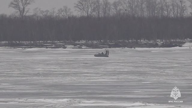 Сотрудники МЧС России напоминают: выходить на тонкий лед опасно для жизни