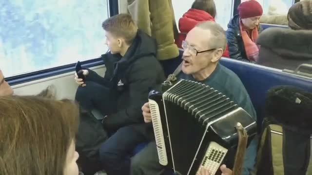 Геннадий Вершинин из г. Лысьва  Французские мелодии в пермской электричке  Март 2020 г.