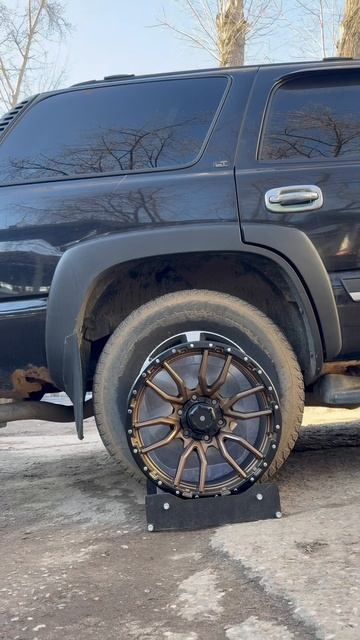 Chevrolet Tahoe на примерке дисков в 18-ом диаметре