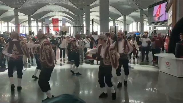 Аэропорт в Стамбуле - один из самых больших и потрясающе красивый.