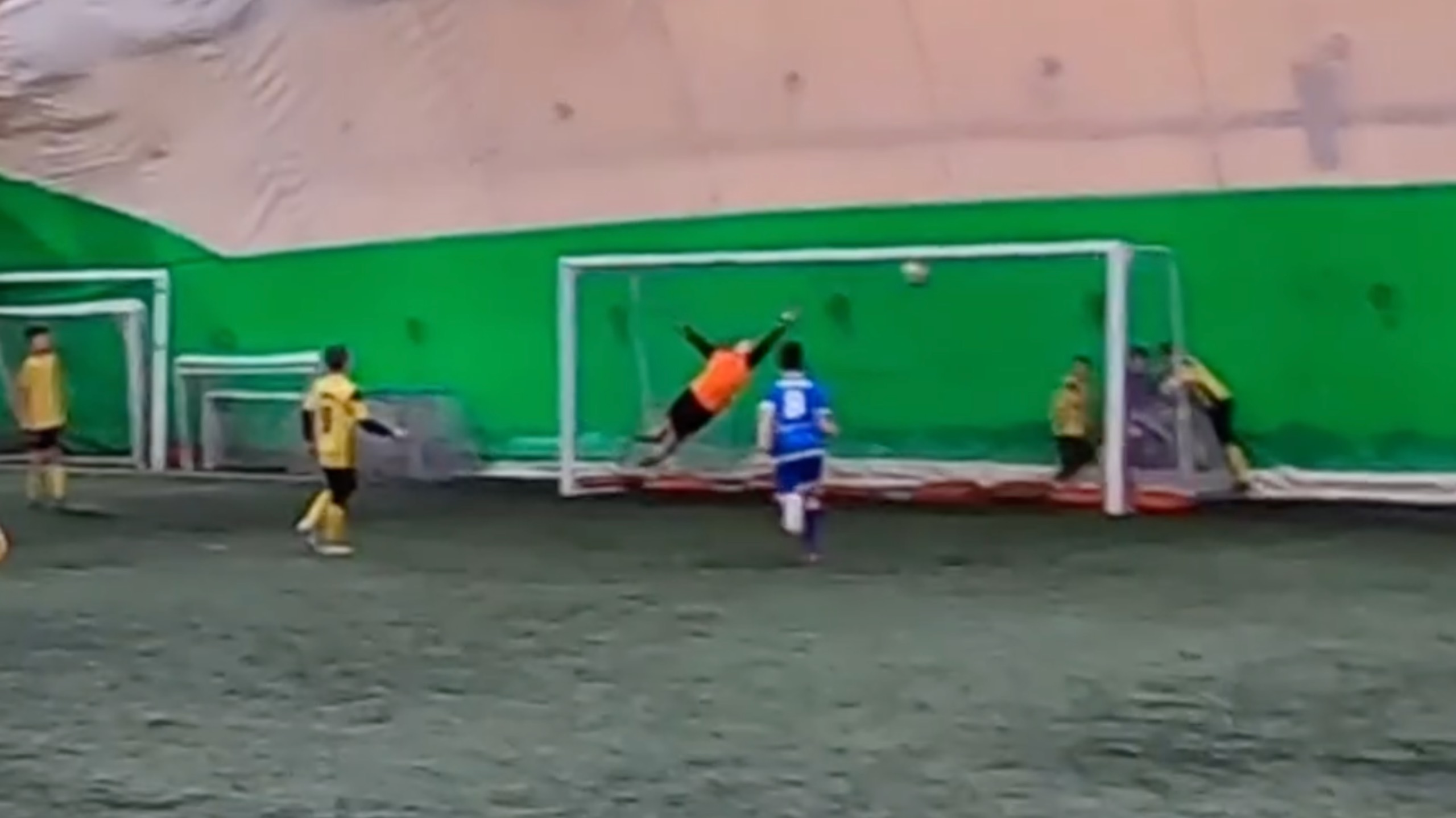 Красивый гол под перекладину