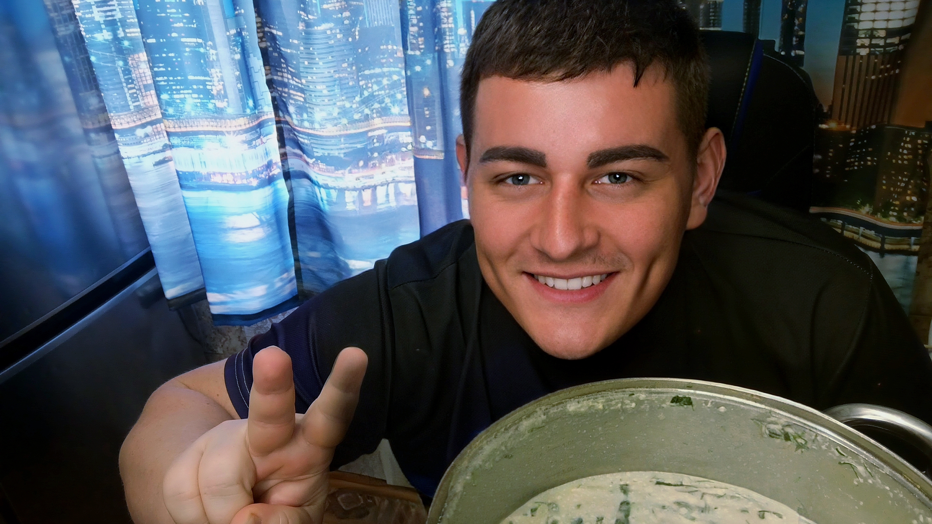 МУКБАНГ. ШОК. ПЯТНИЧНЫЙ ОБЖОР. ДЕРЕВЕНСКАЯ ОКРОШКА НА КВАСЕ. ВКУСНЕНЬКО НЯМ-НЯМ.