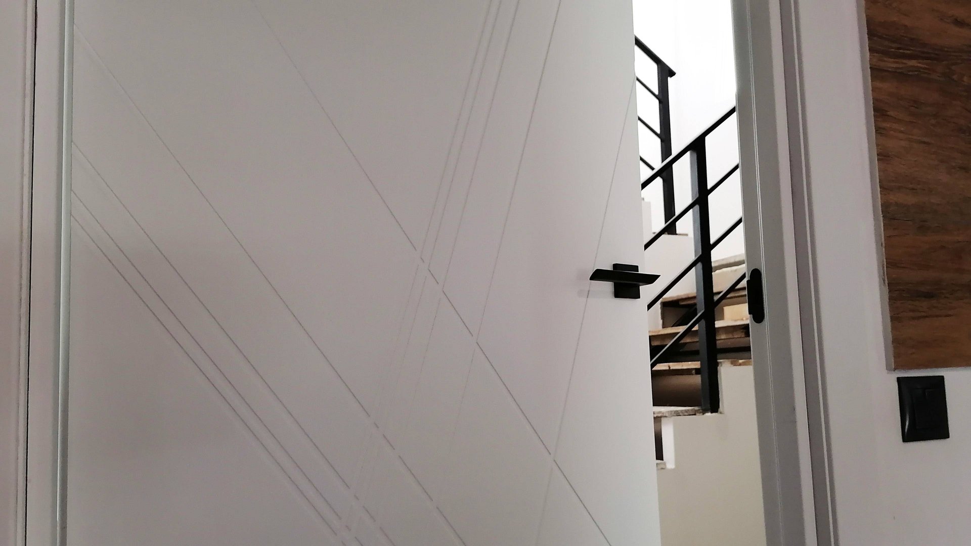 Как установить межкомнатную дверь своими руками с коробкой и доборами, без порога, по шагам.