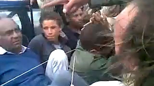 Солдаты Каддафи взяли в плен боевиков ПНС (перевод на русский) | Ливия 2011