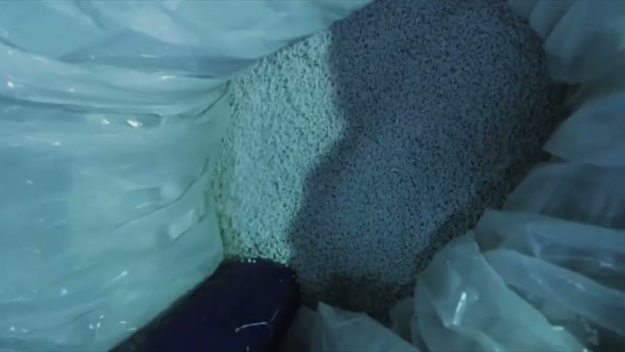 Как делают футболки из пластиковых бутылок