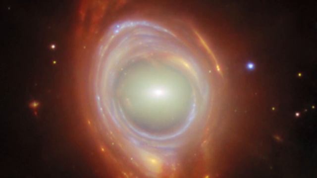 Эффект гравитационного линзирования (кольцо Эйнштейна) в скоплении галактик SMACSJ0028.2-7537