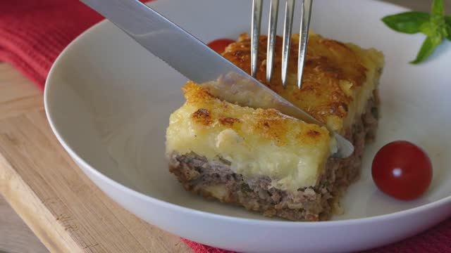 Мясо и картофель в одном блюде: секреты идеальной запеканки 🔥