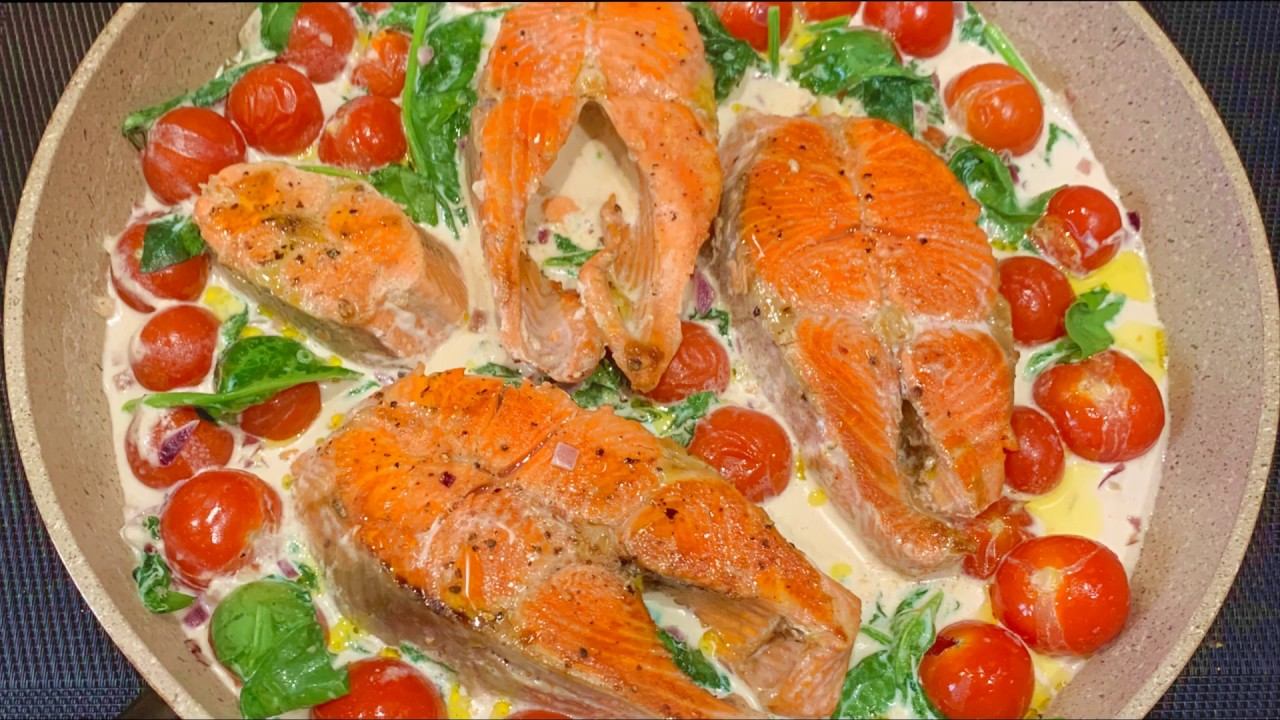Лосось в сливочном соусе с томатами и шпинатом