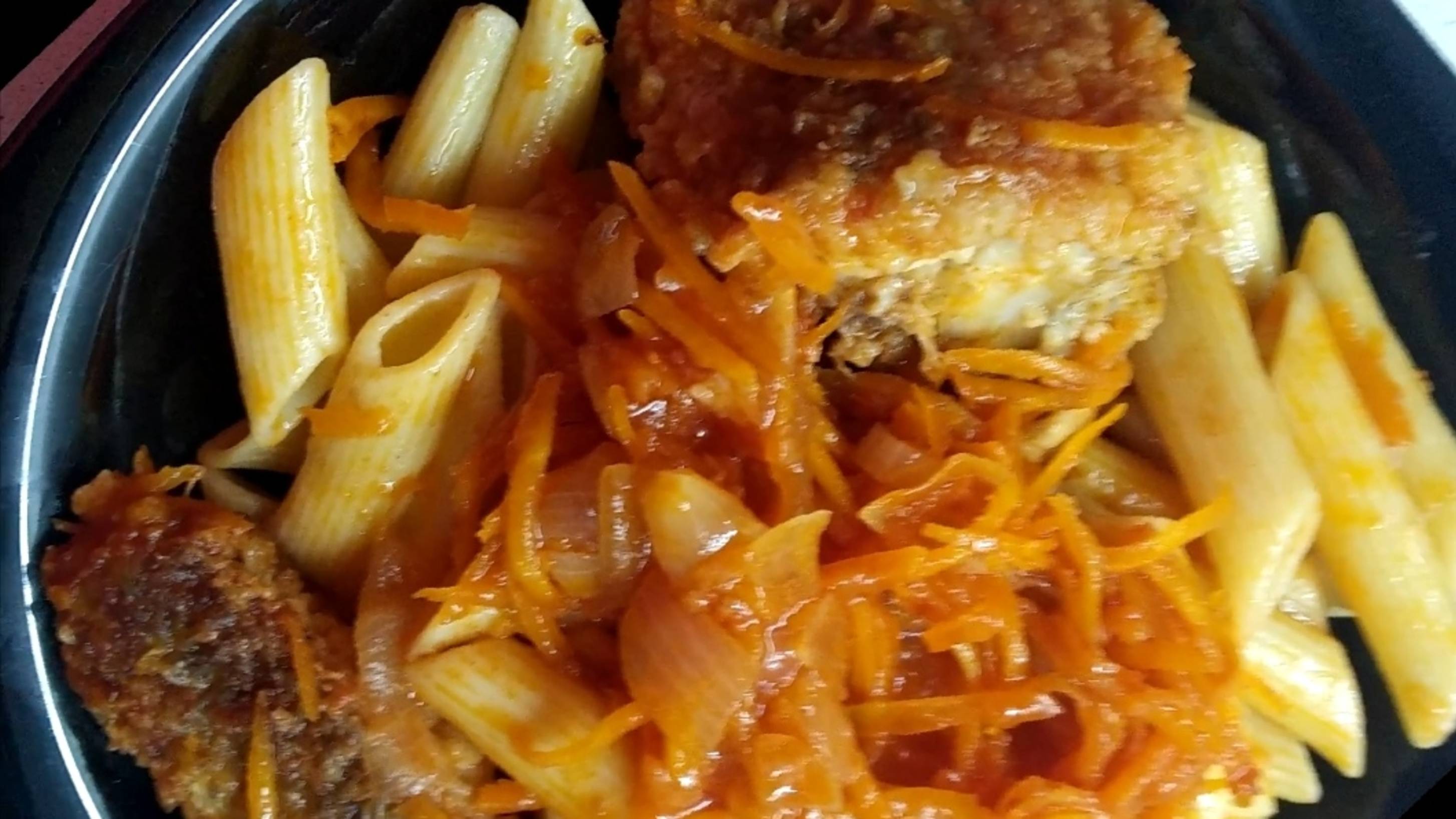 Макароны с рыбой под овощами