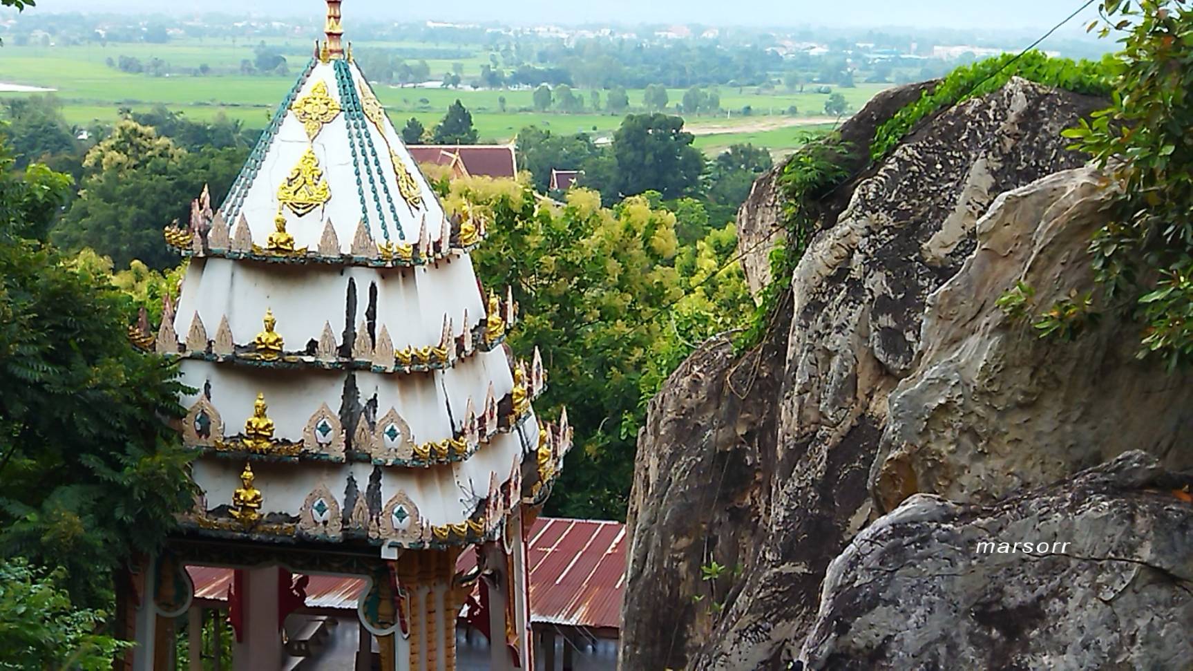 пхетчабун. просто храм wat khao samo khlaeng วัดพระพุทธบาทเขาสมอแคลง наверхуเพชรบูรณ์  phetchabun