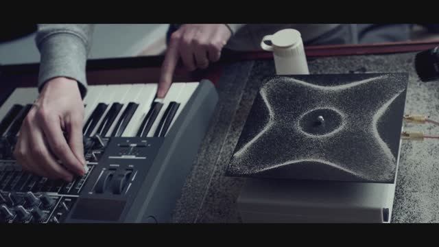 Эксперименты с феррожидкостью, плитой Хладни, катушками Теслы и другими приборами