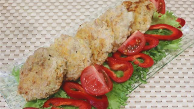 Котлеты из индейки с капустой и морковью. Сочные и нежные, подойдут деткам.