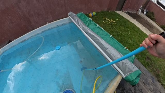 Чищу дно бассейна