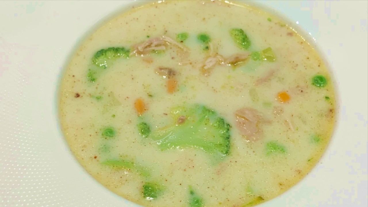 Сливочный куриный суп с брокколи и зеленым горошком