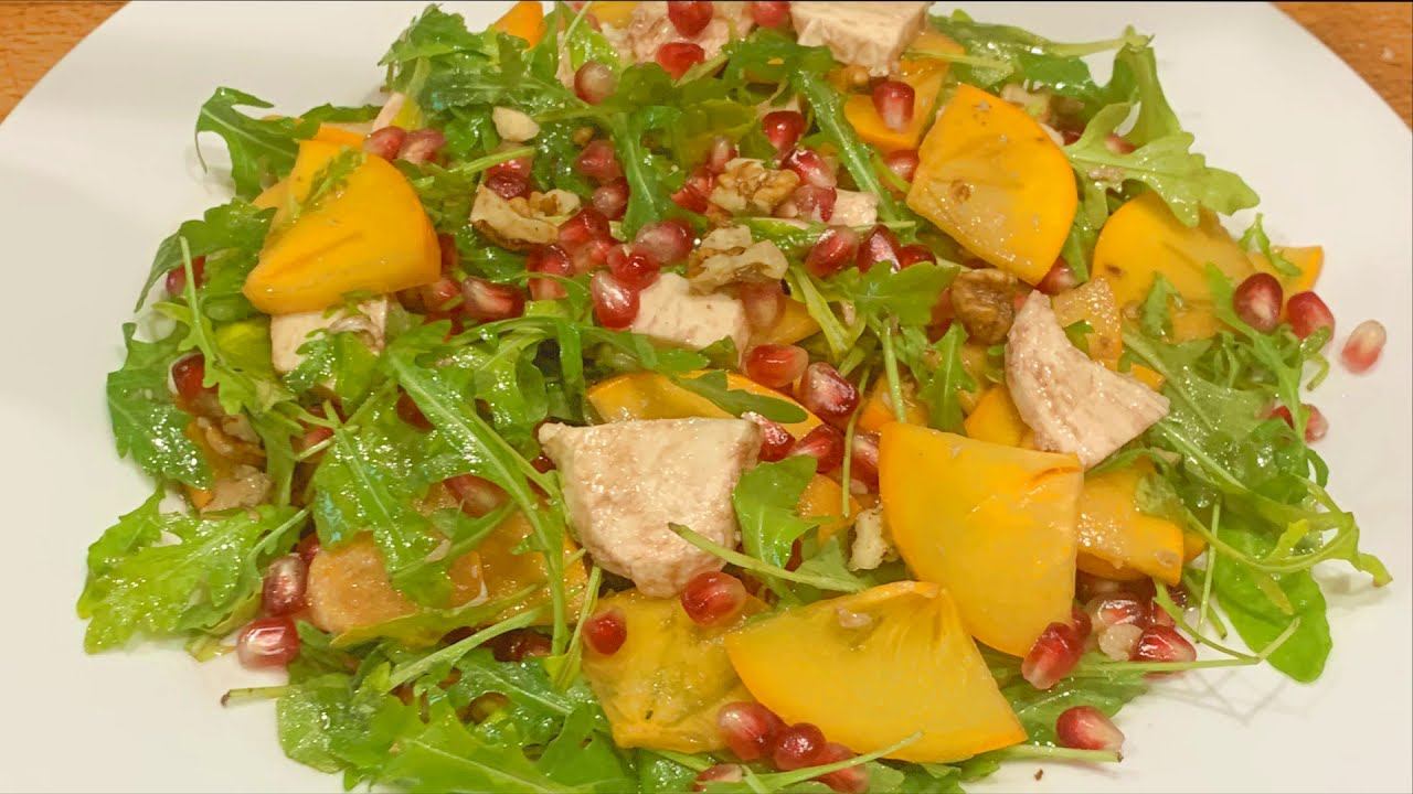 Салат с хурмой, гранатом, рукколой, орехами и моцареллой