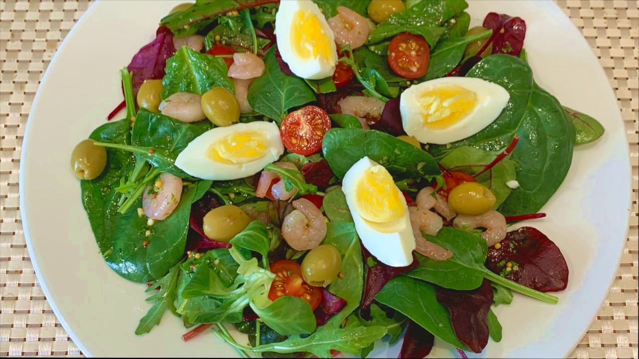 Салат с креветками, черри, оливками и яйцом