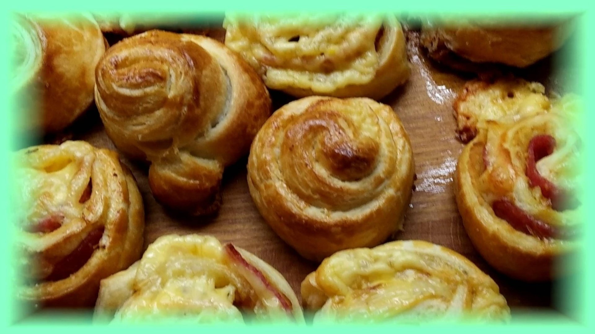 Рулетики к чаю с колбасой и сыром