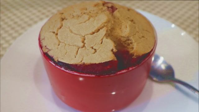 Овсяный мини пирог с ягодным пюре.