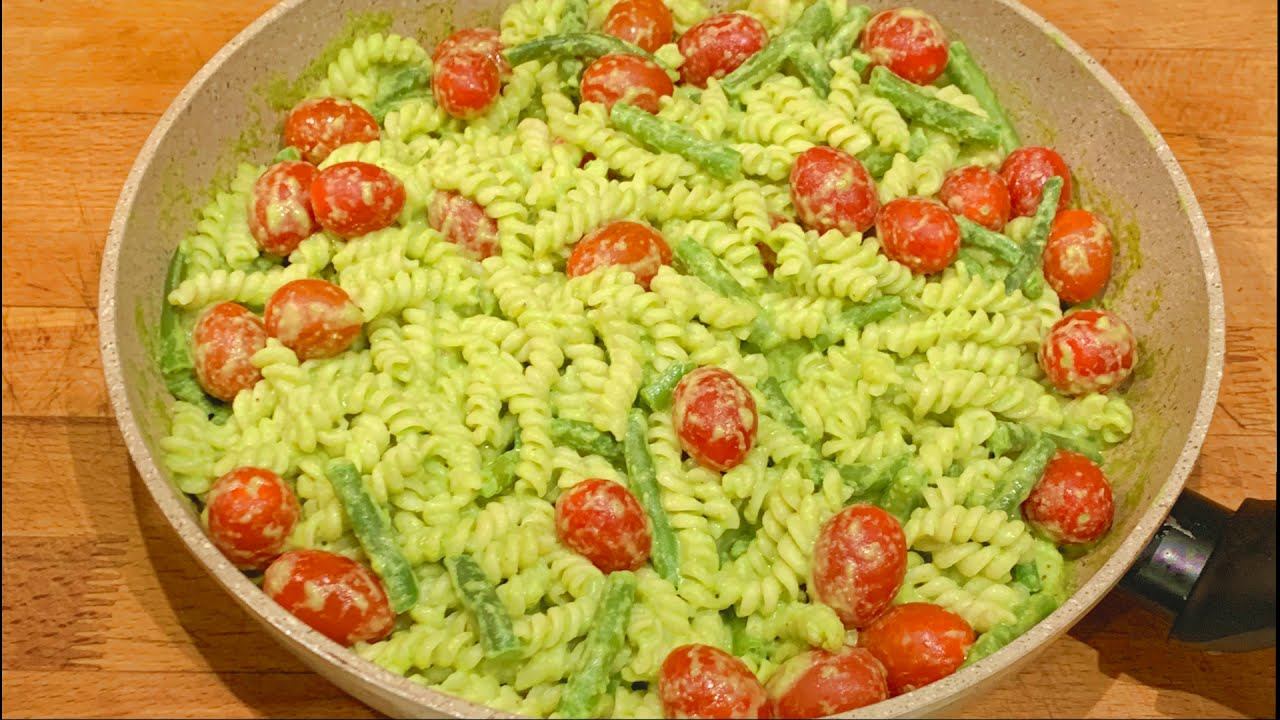 Паста с зеленой фасолью, черри в соусе песто из зеленого горошка