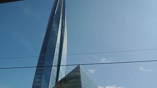Лахта - пл. Яхтенная, из окна поезда мимо "Лахта-центра"