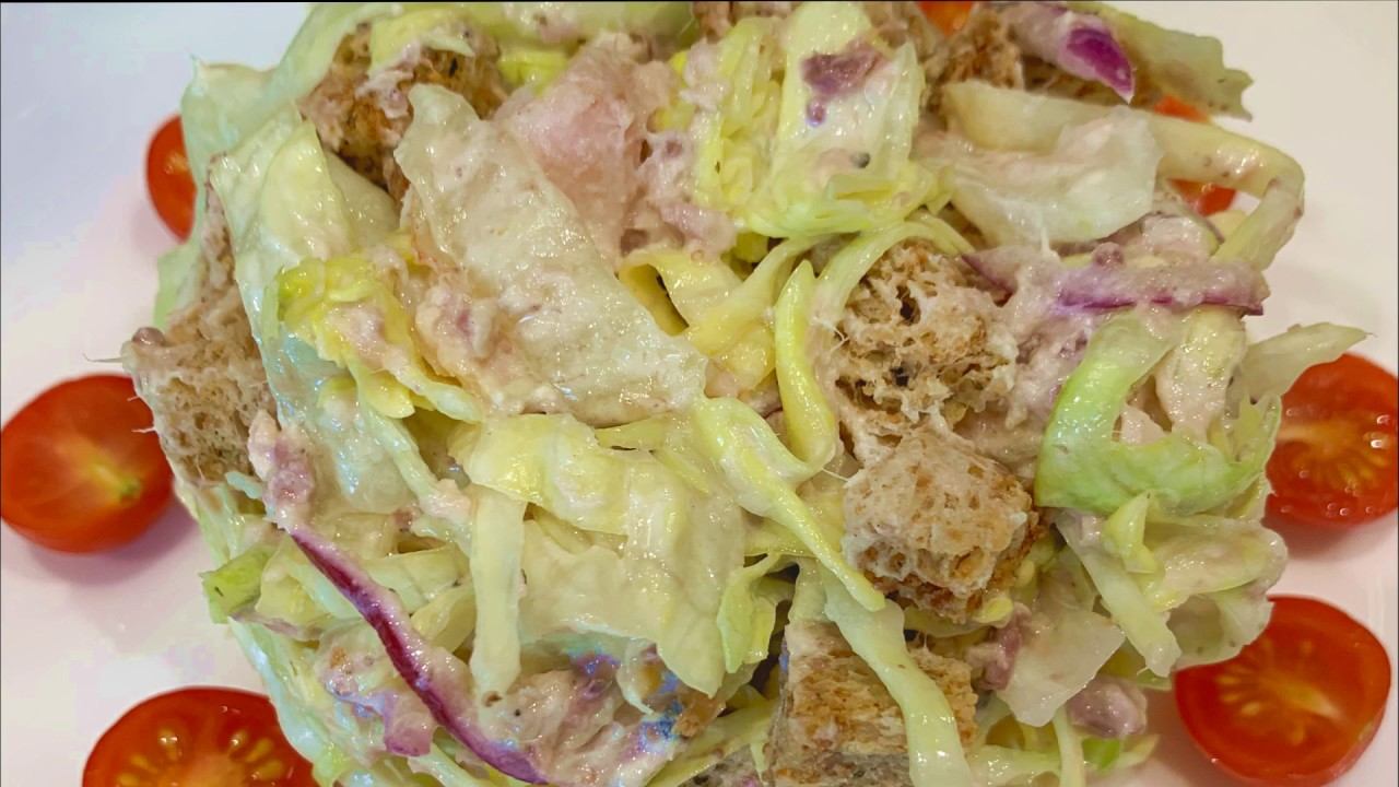 Капустный салат с тунцом и сухариками