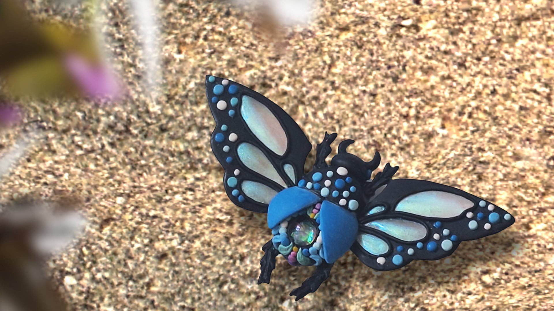 Брошь "Летящий голубой жук".