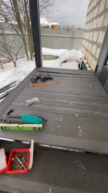 Монтаж ступенек и доски ДПК на готовое основание.