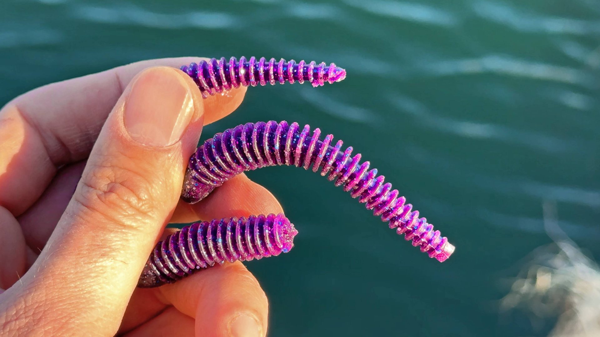 Спиннинг весной. Сначала БЬЁТ, потом ХВАТАЕТ! Странная рыба ловится здесь