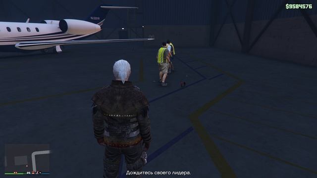 Мужики дерутся в ангаре