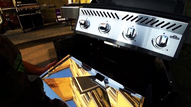 Газовый гриль Napoleon Rogue 525