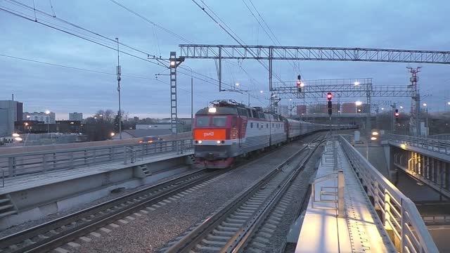 Электровоз ЧС7-027 (ТЧЭ-18) со скорым поездом №142М Курск - Москва.