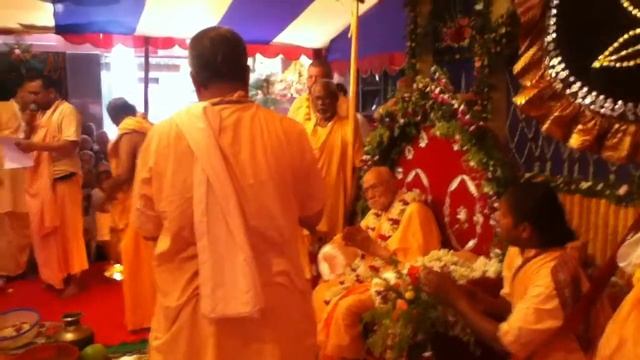 Шри Вйаса Пуджа 2012 Его Божественная Милость Ш́рӣла Бхакти Валлабха Тӣртха Госва̄мӣ Маха̄ра̄джа