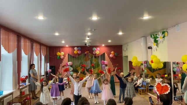 Танец с цветами на праздник 8 марта.